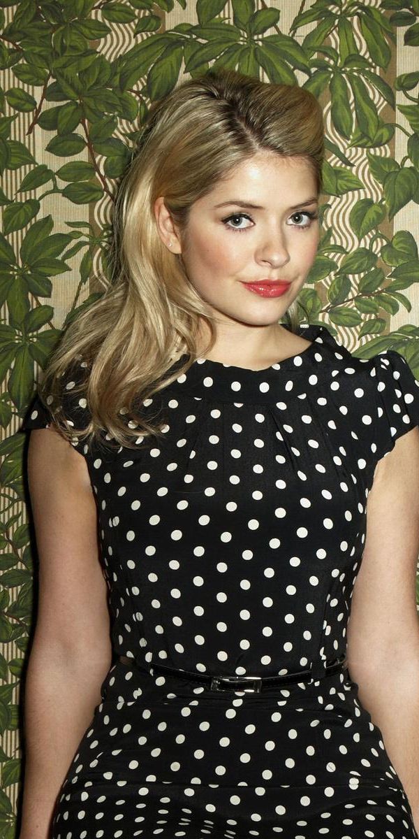 Desktop Wallpaper Celebrity Holly Willoughby Actress Blonde Model 4k Free Download For Pc