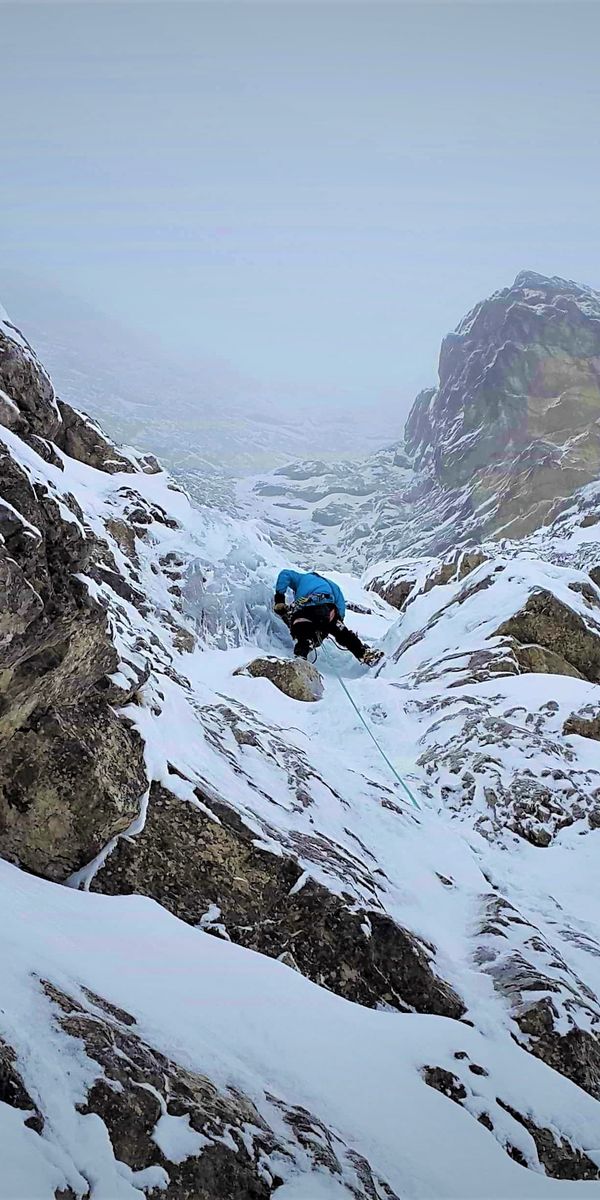 Free Mountain Climbing 4K Wallpapers & Desktop HD Backgrounds for PC